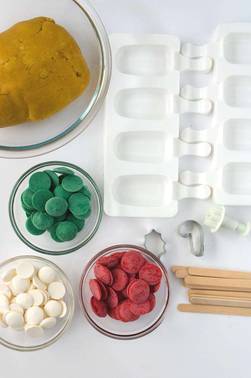 Christmas Cakesicles (Christmas Cake Popsicles) - Made In A Pinch